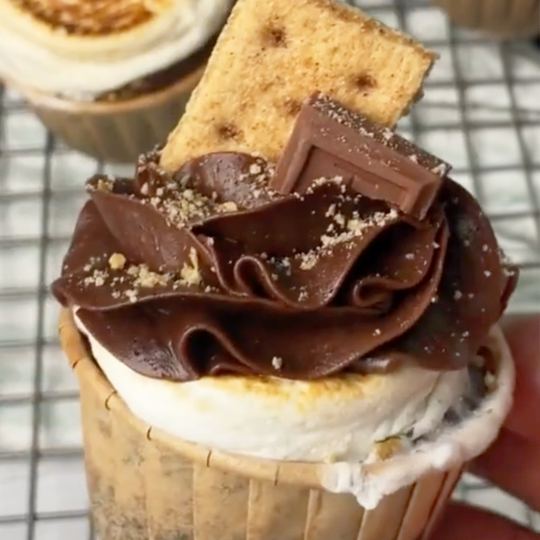 S'mores Cupcakes – Stuffed Puffs